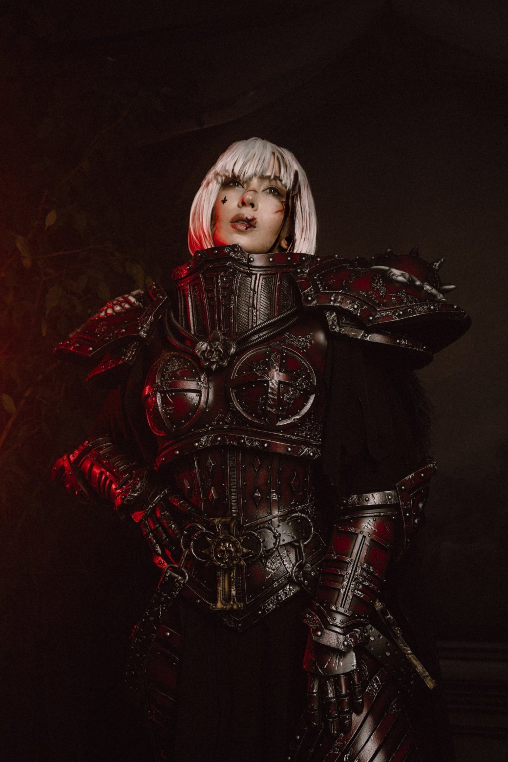 Модель снялась в эпичном образе Сестры битвы из Warhammer 40K